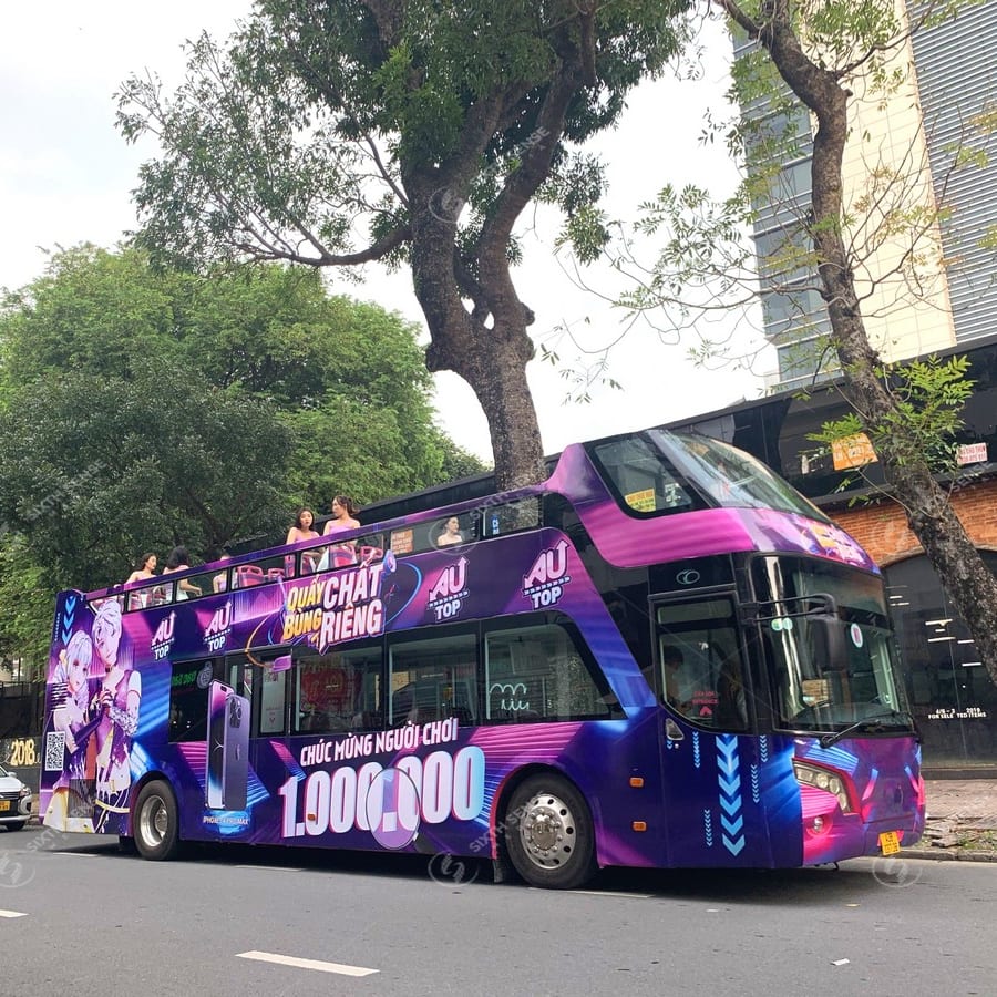 Roadshow xe bus 2 tầng ra mắt BST Calvin Klein X Jennie (BlackPink ...