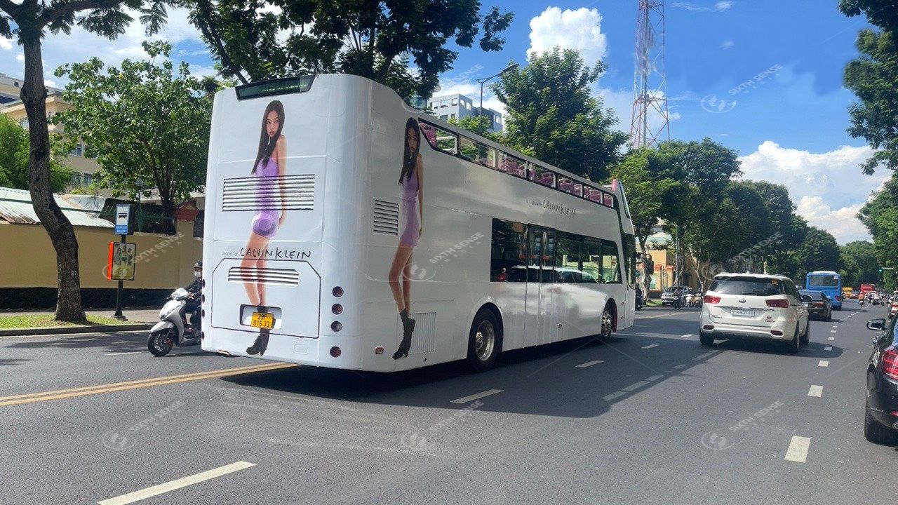 Roadshow xe bus 2 tầng ra mắt BST Calvin Klein X Jennie (BlackPink ...